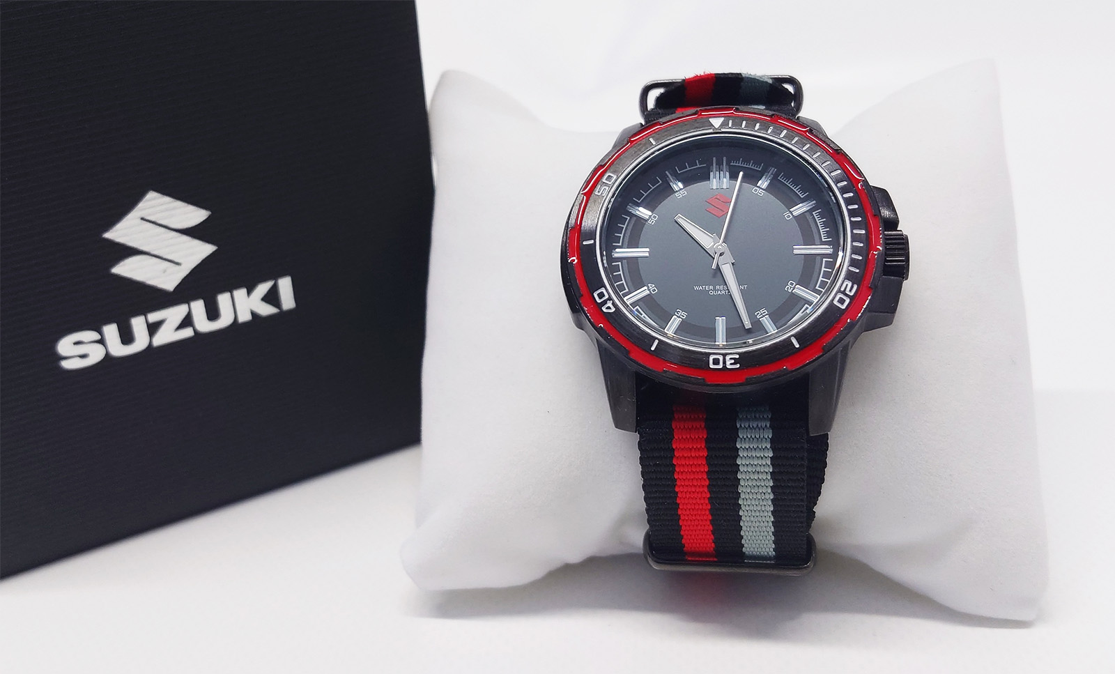 Autohaus Fürst Onlineshop - SUZUKI Team Black schwarz-grau-rote Armbanduhr
